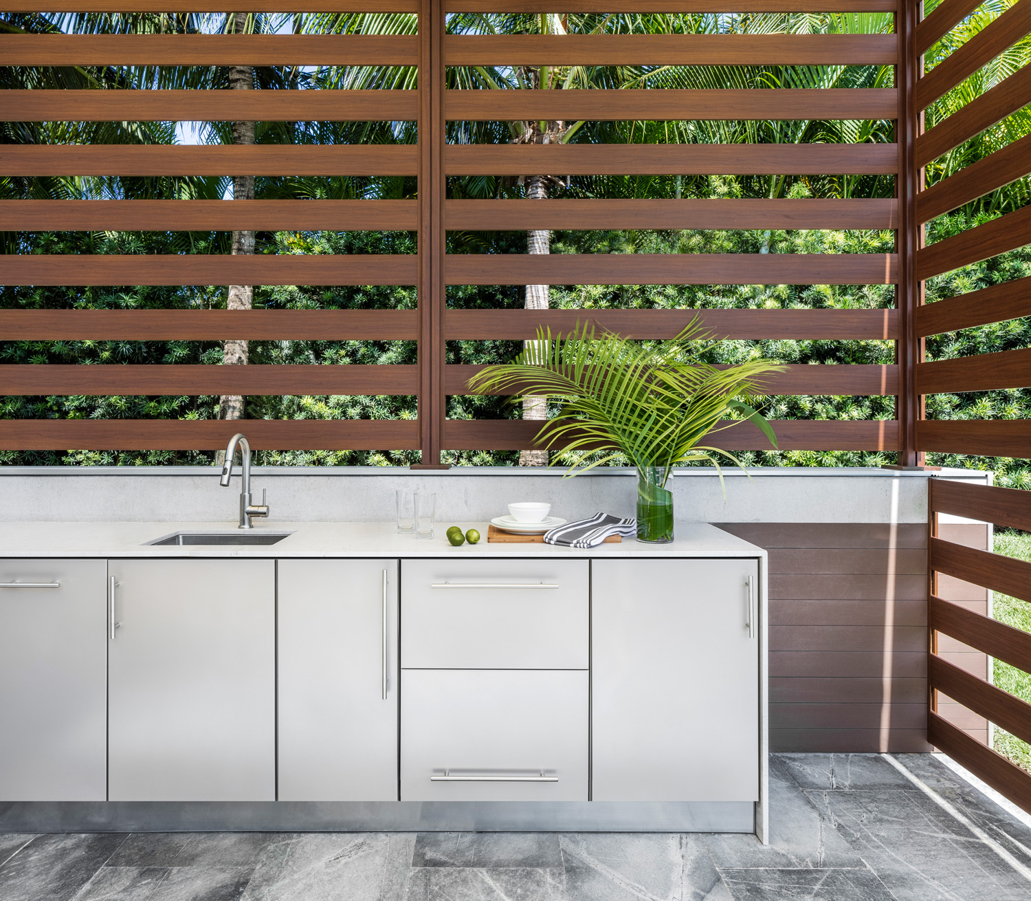 5 Must-Have Features for Your Log Home Outdoor Kitchen - Katahdin Cedar ...